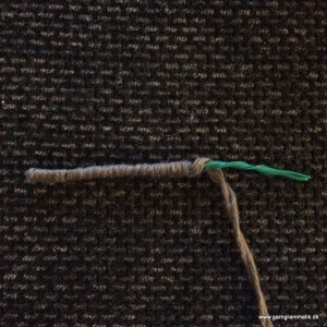 Stik derefter grillspyddet ind mellem Olafs ben, op gennem kroppen og ...